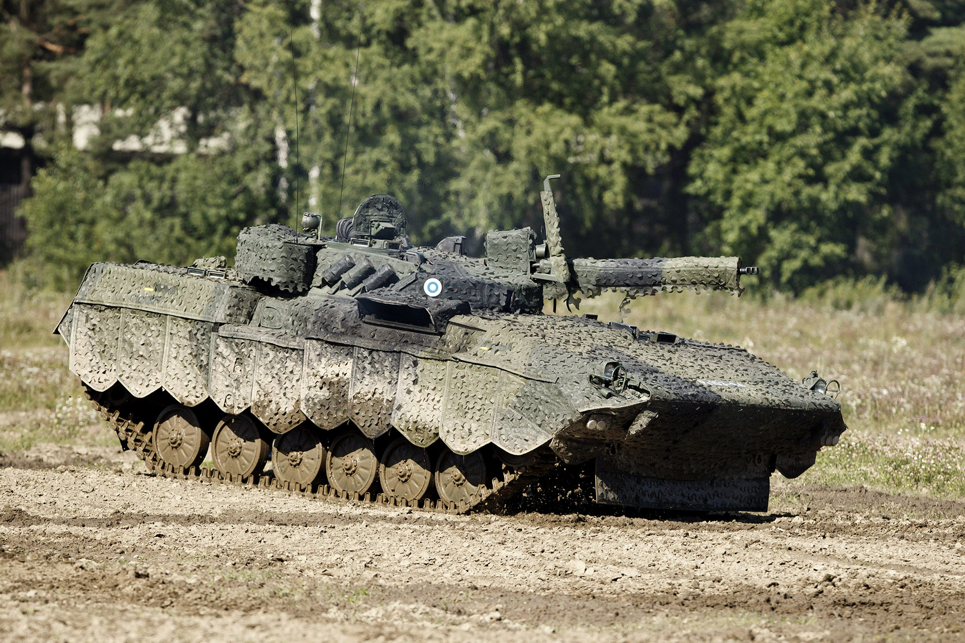 Finnish BMP-2 commander peaking out the turret : TankPorn