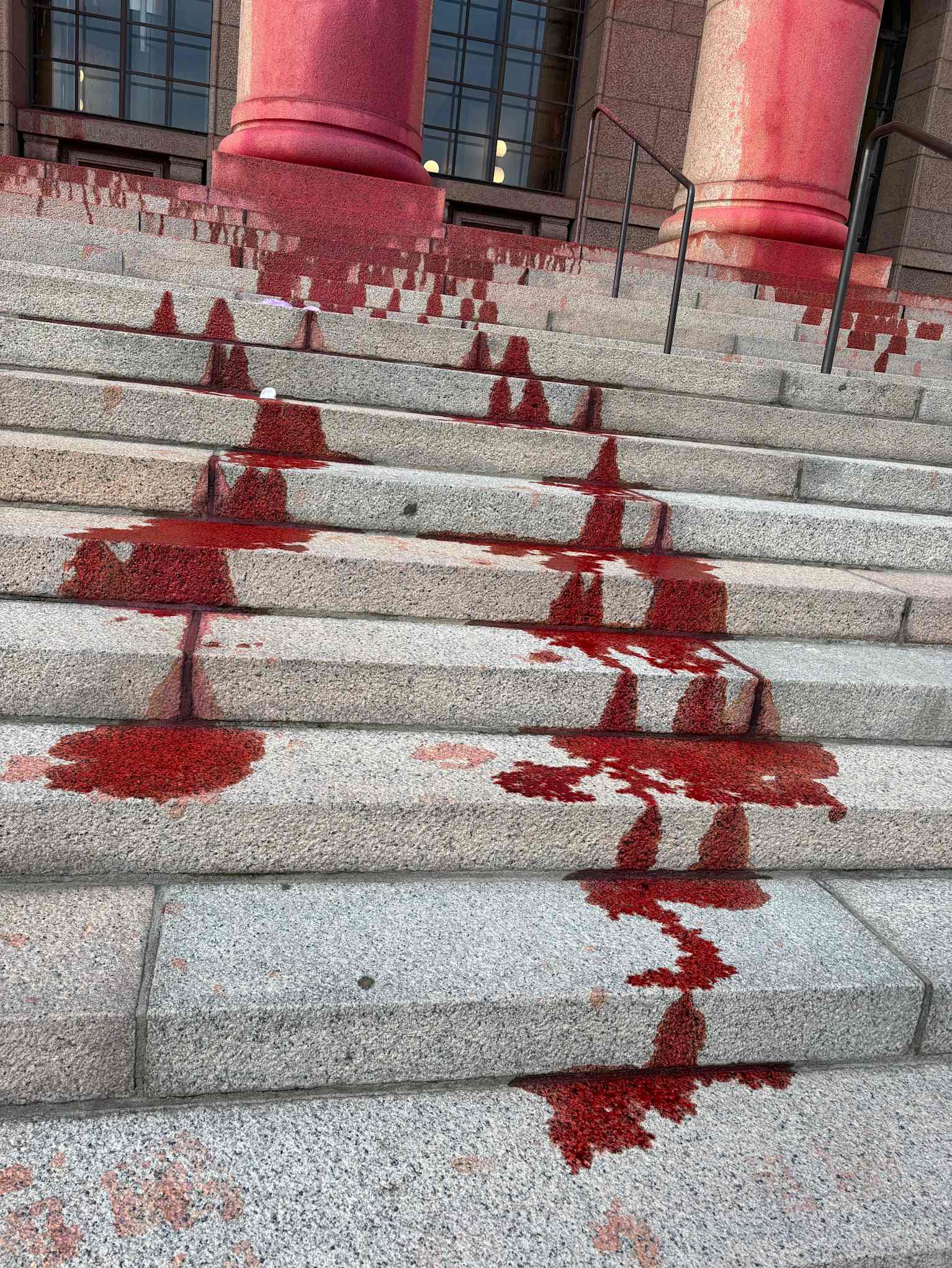 eduskuntatalo töhritty