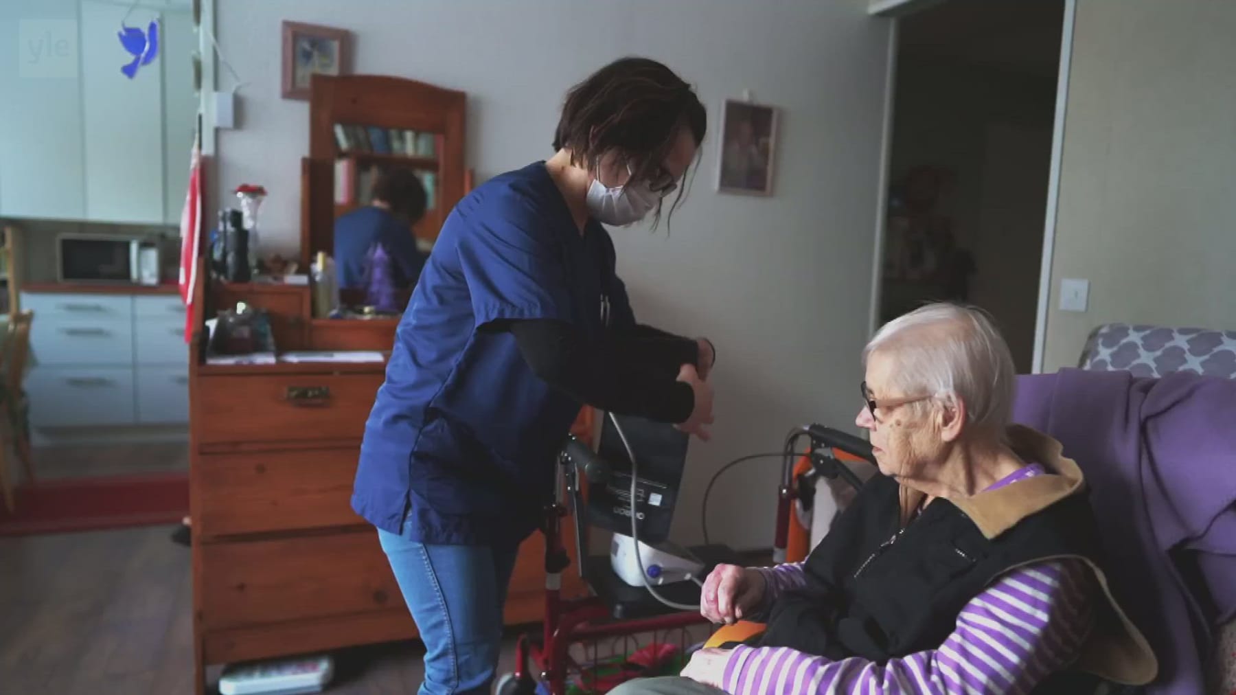 Lähihoitaja Essi Vartiainen tienaa yli 4 000 euroa kuussa – sama on ...