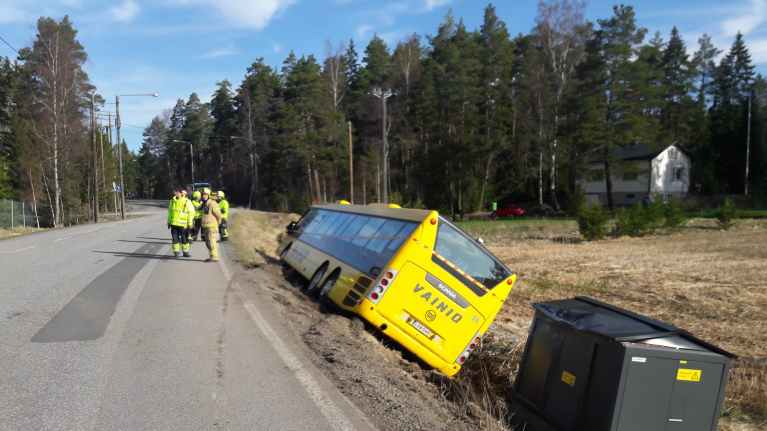 Linja-auto ajautui ojaan Raisiossa – kyydissä 15 henkeä | Yle