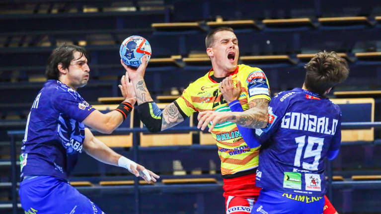 Maalipörssin kärkipelaaja Nico Rönnberg raamikkaan puolustuksen ...