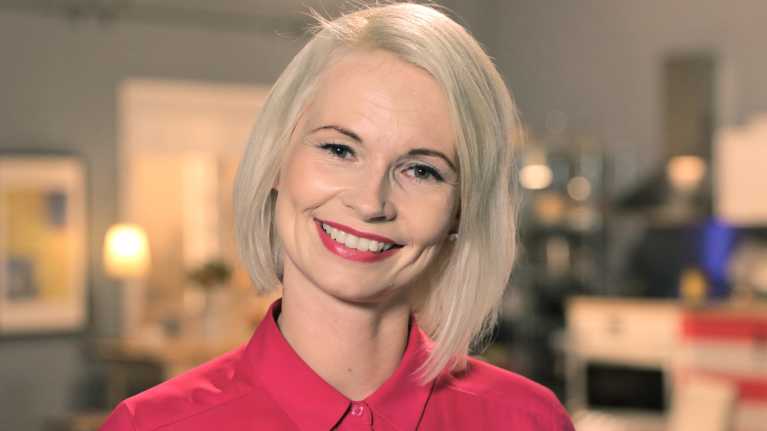 Vanhemmat näyttävät mallia lapselle, miten kännykkää käytetään ...