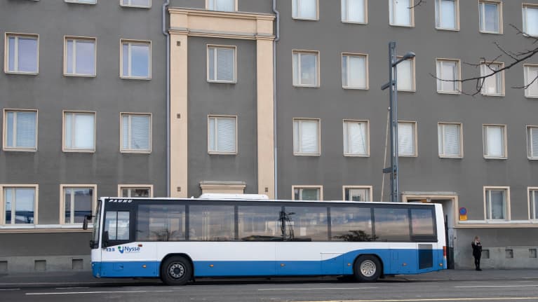 Mies myöhästyi bussista ja potki linja-auton oven hajalle, pääsi ...