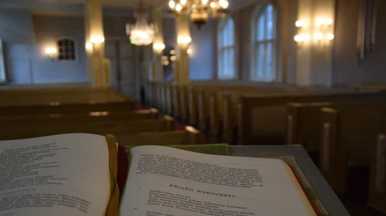 Auran kirkkoherra on nostattanut tunteita seurakunnassaan jo vuosia – Piispa: Keskeinen ongelma ...