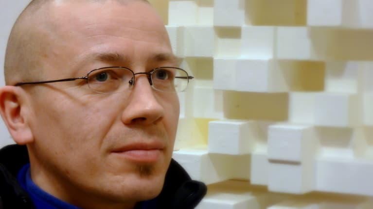 Vankilanjohtaja Samuli Laulumaa johtaa naamatusten | Yle