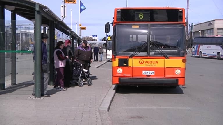 Uusi joukkoliikennelaki pohdituttaa linja-autoväkeä | Yle