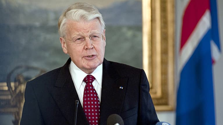 Islannin presidentti puolustaa toimiaan Icesave-jupakassa | Yle