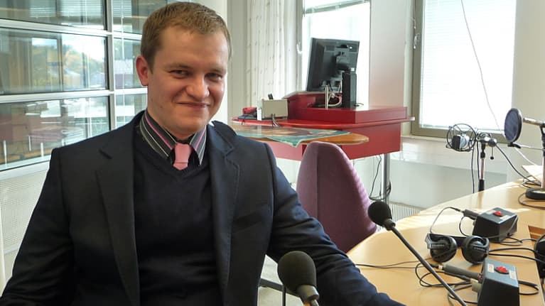 Nuoren tehtaanjohtajan akut latautuvat metsässä | Yle