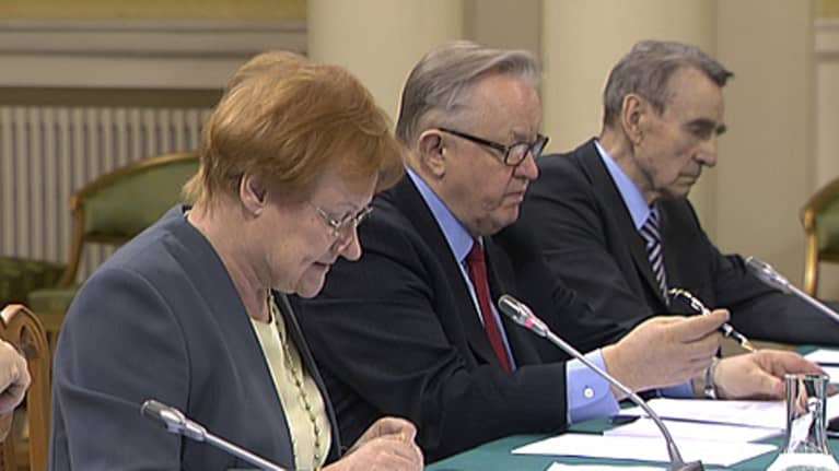 Halonen ja Ahtisaari sanailivat maahanmuutosta | Yle