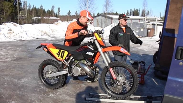 Kuratalvi verottaa Päijänteen ympäriajon osallistujamäärää | Yle