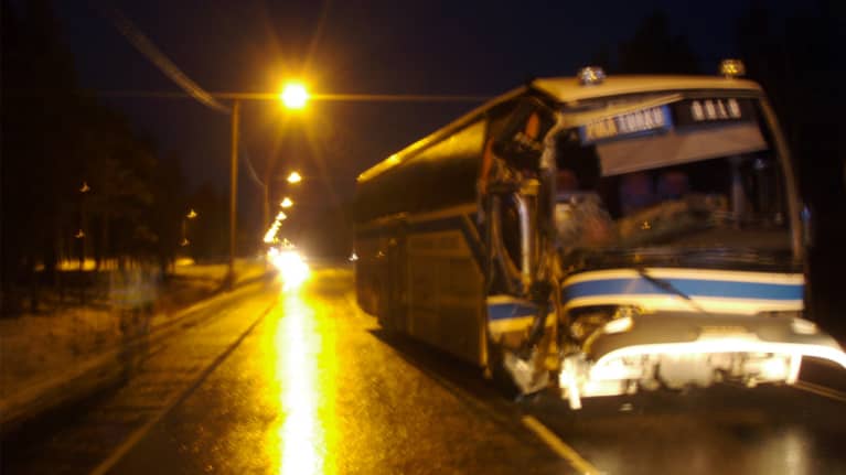 Rekka ja linja-auto törmäsivät Raahessa | Yle