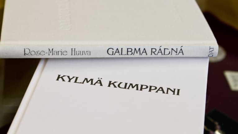 Rose-Marie Huuva diktagirji almmustuvai suomagillii | Yle