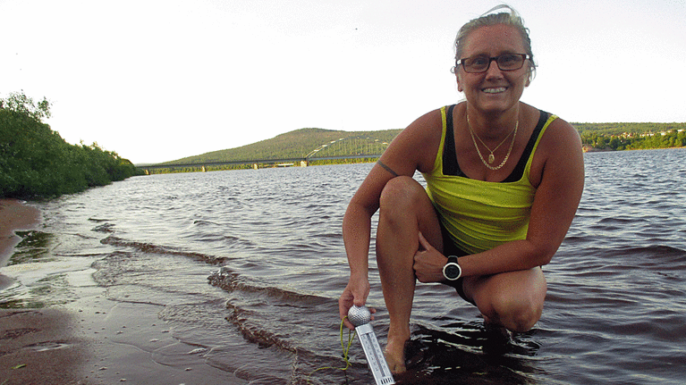 Anna-Carin ylittää napapiirin uiden | Yle