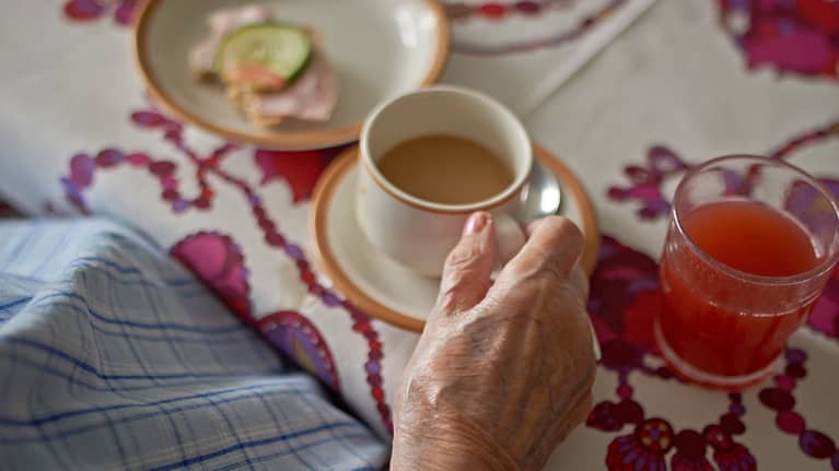 Vanhuksen säästöt voivat huveta hoivakotiin – käyttörahaa ei tarvitse ...