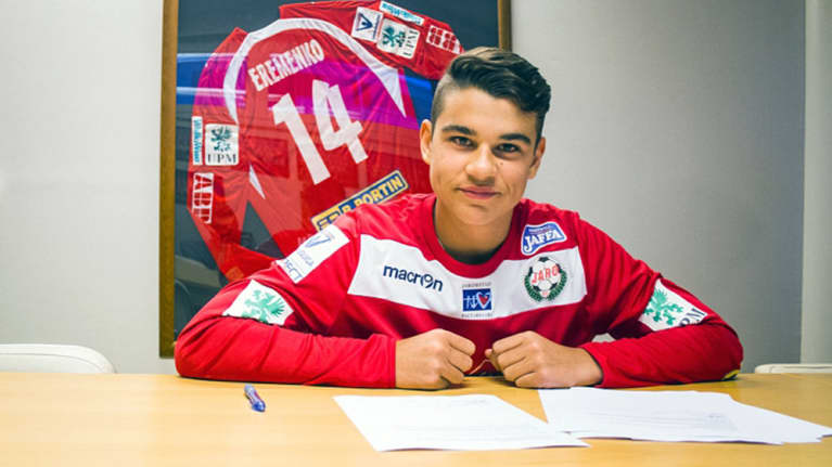 Sergei Eremenko yllätyssiirrolla Sveitsin mestariseuraan | Yle