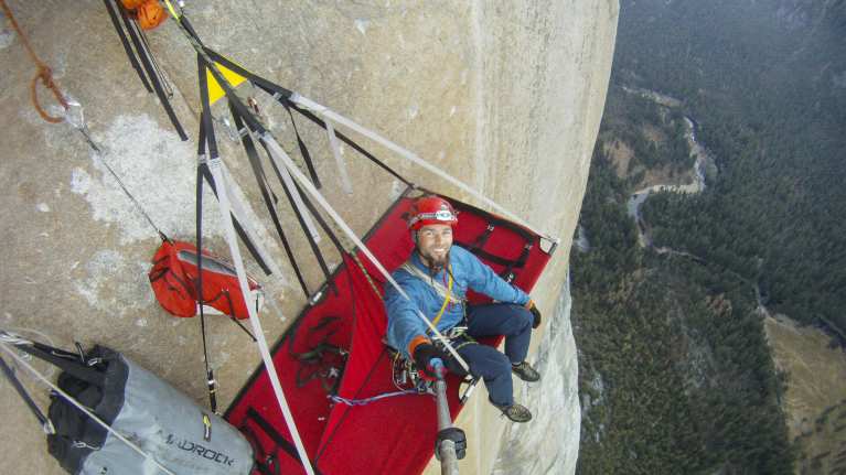 Yksin keskellä pystysuoraa seinämää – suomalaismiehen henkeäsalpaava harrastus | Yle