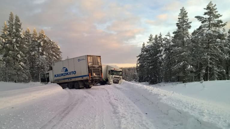 Rekka ajoi toisen perään Muoniossa | Yle
