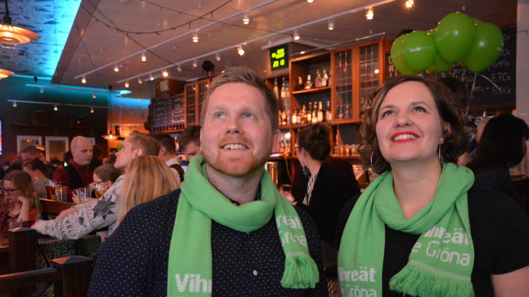 Vihreiden Elina Rantanen nousemassa Turun kaupunginvaltuuston ...