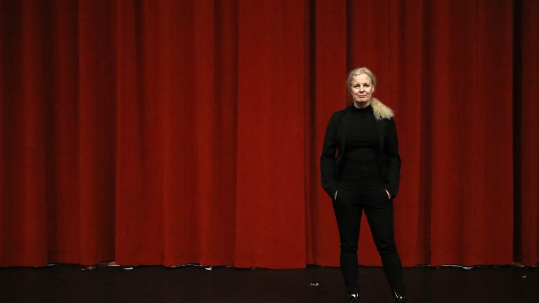 Satu Rasilaa melkein hävettää olla Suomen suosituin näytelmäkirjailija ...