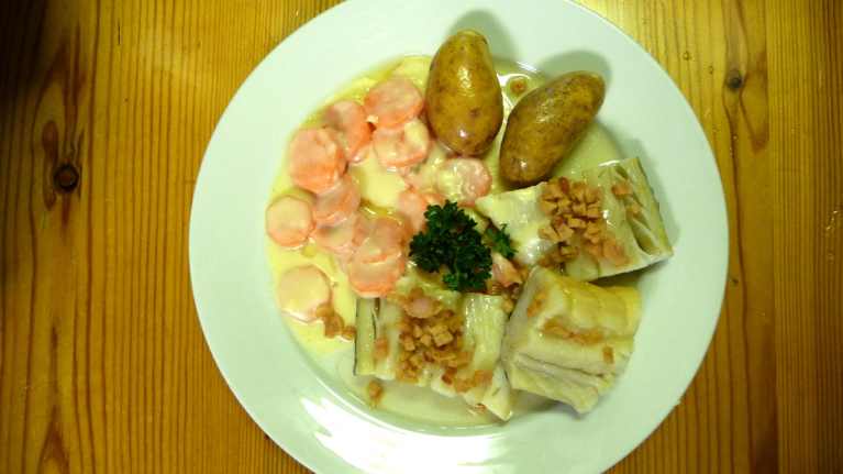 Kokt boknafisk med salt späck och stuvade morötter | Recept | Svenska Yle