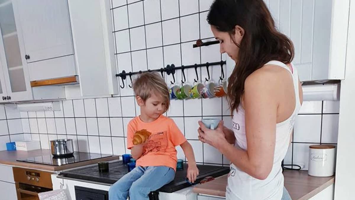 Osa tubettajista kerjää lapsilta rahaa netissä, ja moni lapsi myös ...