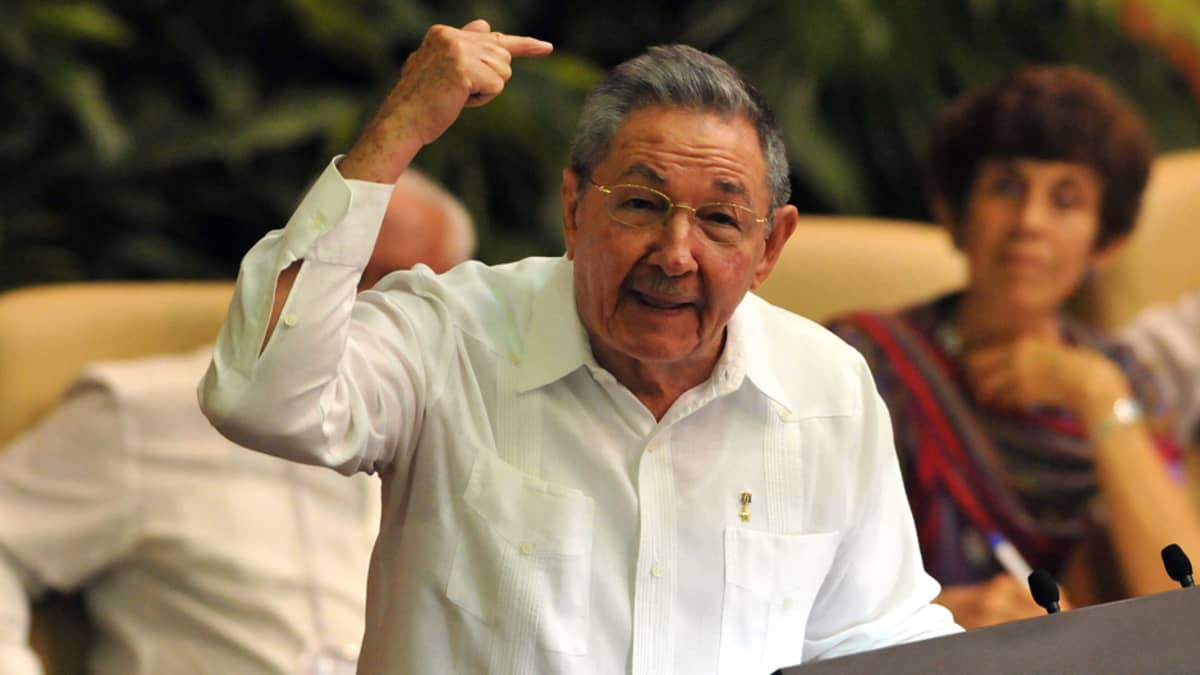 Kuuban Castro haluaa rajoittaa poliitikkojen kautta | Yle Uutiset