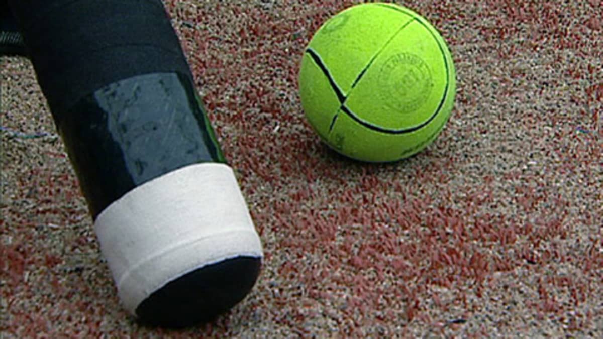 Keskisormen näyttö katsomoon toi pelikieltoa Superpesiksessä | Yle Urheilu