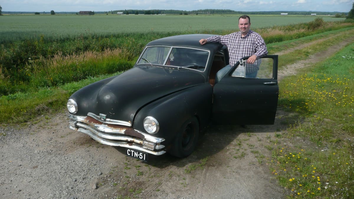 Rottatyyliin kunnostettu vanha auto kääntää päät | Yle Uutiset