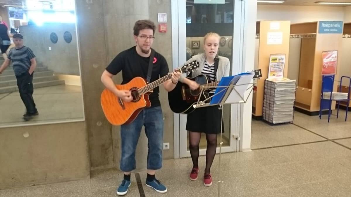 Kaupungin palkkaamien katusoittajien kesäduunissa soi blues | Yle