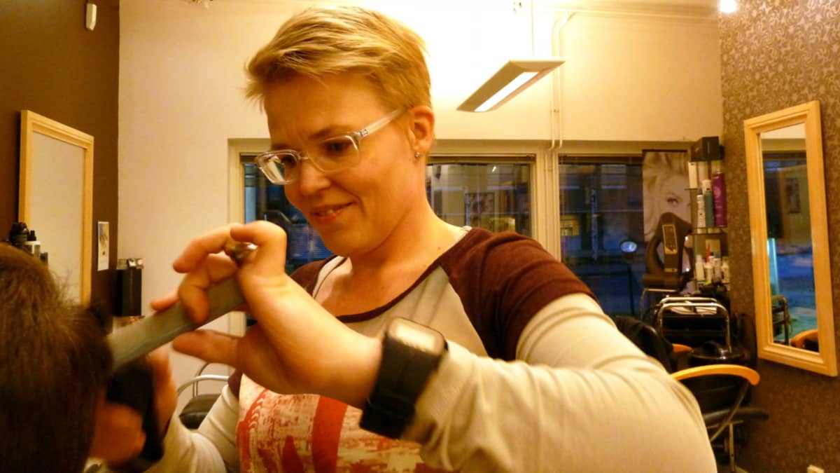 Töitä pusketaan, kunnes kroppa hajoaa – Parturi-kampaaja taistelee ...