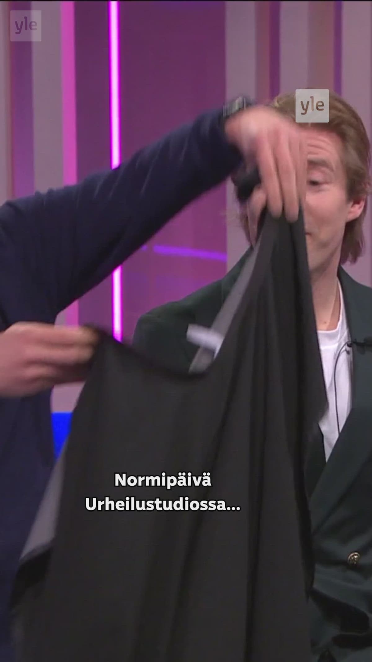Parturi Riku Salminen antoi Janne Ukonmaanaholle uuden hiustyylin ...