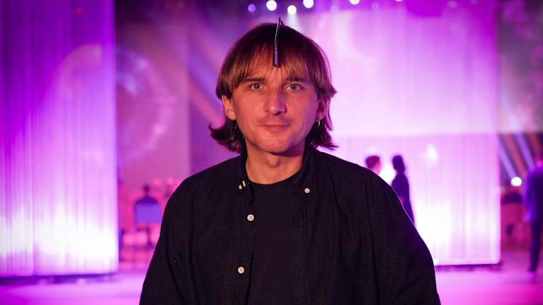 Tällaista on olla kyborgi: Neil Harbisson kertoo, miksi hänen päähänsä ...