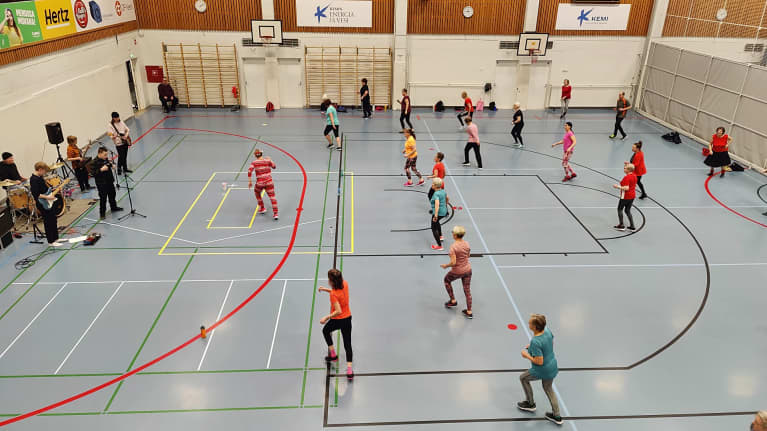 Nuorisobändi soitti rautalankamusiikkia ikäihmisille – katso videolta ...