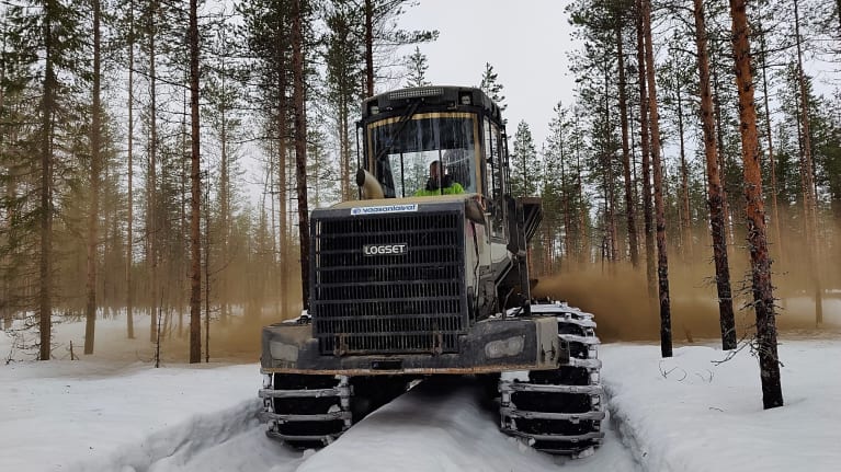 Näin 27 000 kilon työkone levittää tuhkaa Lapin luontoon – uuden ...