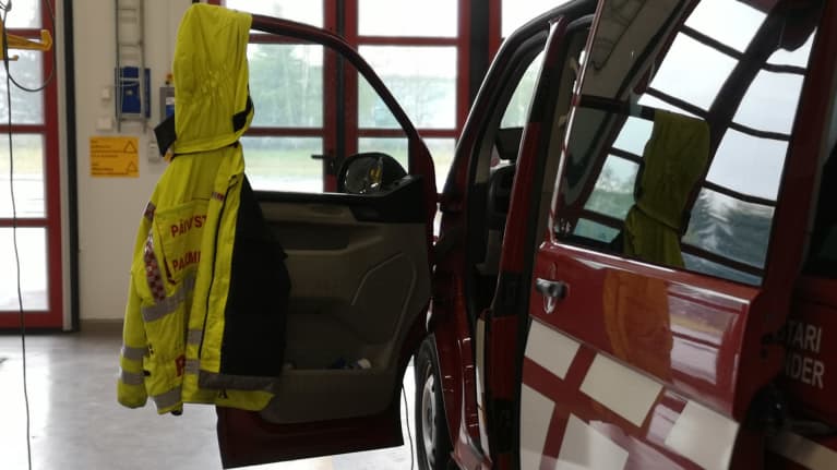 Kuorma-auto törmäsi tietyömaan betoniporsaisiin nelostiellä Kemissä ...