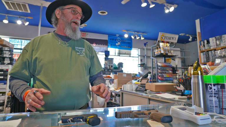 Käsiaseiden kauppa ampaisi nousuun, koska amerikkalaiset pelkäävät ...