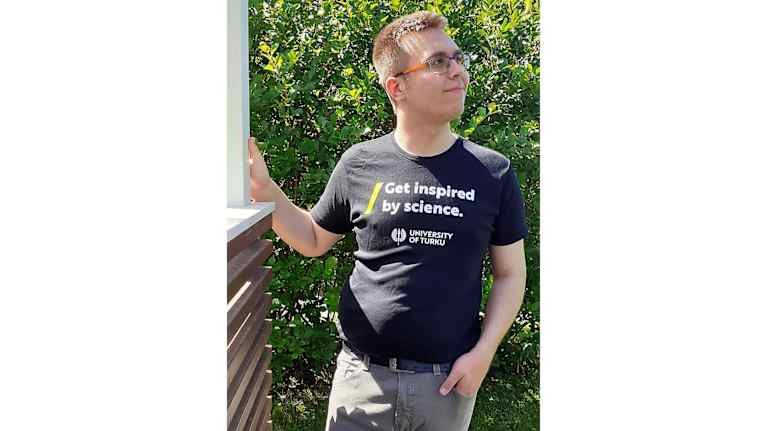 Wikipedisti Tuomas Ahola ylläpitää maailman suurinta tietosanakirjaa ...