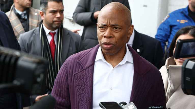 New Yorkin pormestaria Eric Adamsia vastaan nostetuista rikossyytteistä ...