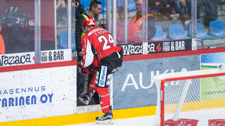 Ny smäll mot huvudet – Riska träffades av armbåge | Sport | Yle