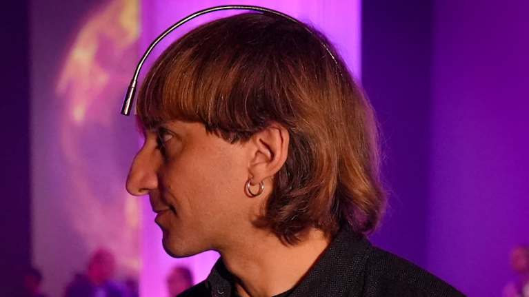 Tällaista on olla kyborgi: Neil Harbisson kertoo, miksi hänen päähänsä ...