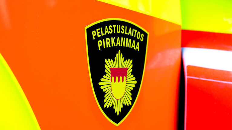 Henkilöauto suistui keskikaiteeseen ohitus­tilanteessa Kolmostiellä ...