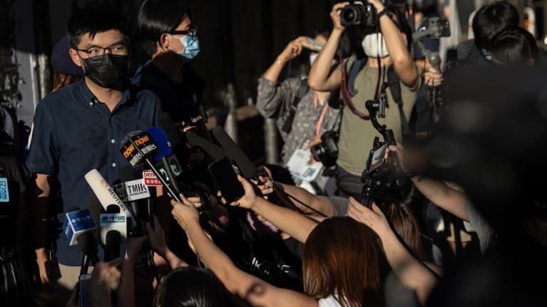 Kiinaa uhmaava demokratia-aktivisti Joshua Wong Ylelle Hongkongista ...