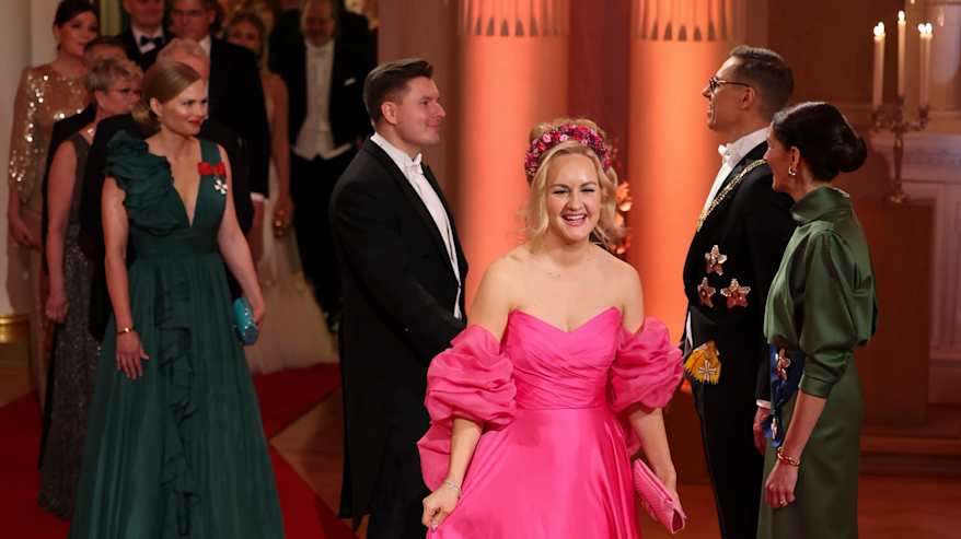 Tässä Sanna Marinin asu lähikuvissa: tuli mustassa puvussa paikalle – katso kooste Linnan ...