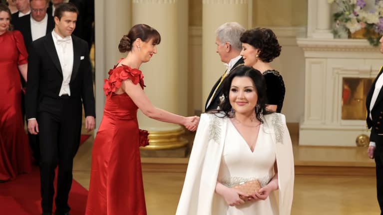 Jenni Vartiaisen Finlandia päätti bileet, kitaristi soitti hampaillaan ...