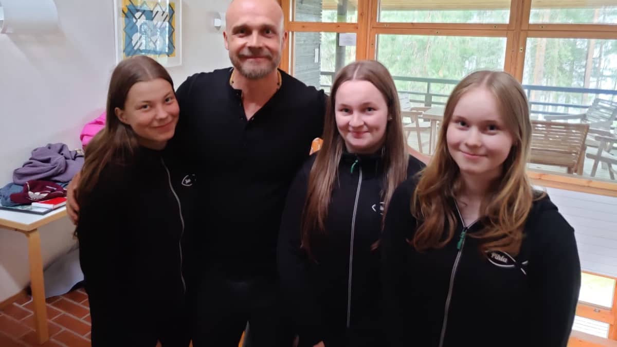 Juha Tapio piti yllätyskeikan rippileirillä Sotkamossa – taustalla ...