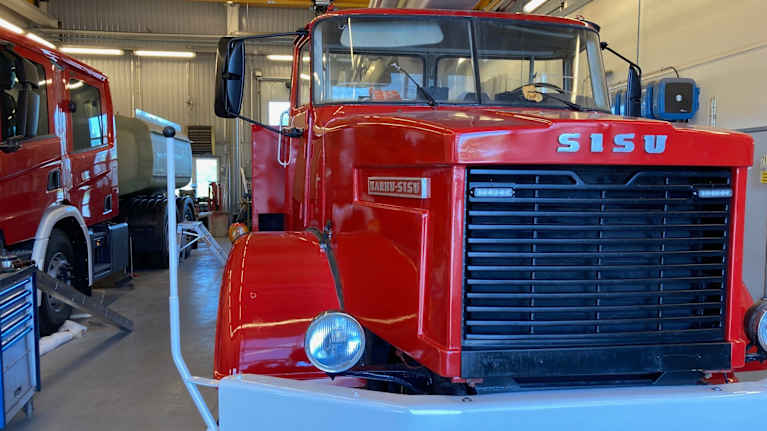 Vanha Sisu-kuormuri muuttuu palomieskerhon käsissä paloautoksi – se ...