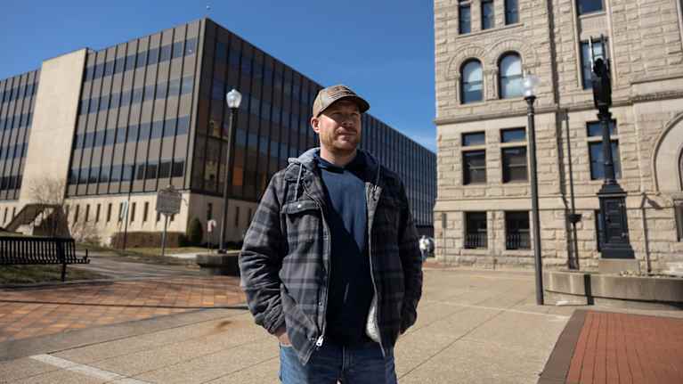 Jennifer Piggott, 47, äänesti Trumpia, mutta sahasi omaa oksaansa ...