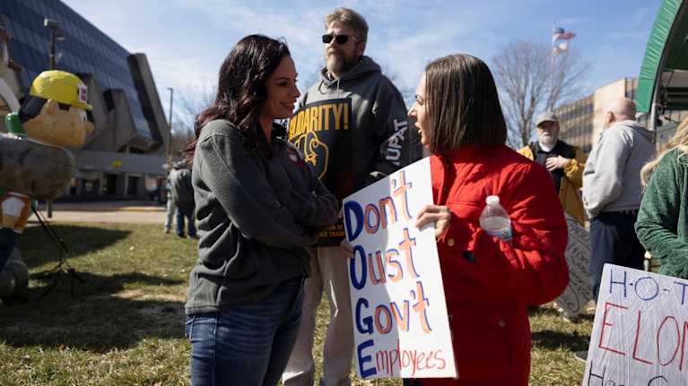 Jennifer Piggott, 47, äänesti Trumpia, mutta sahasi omaa oksaansa ...