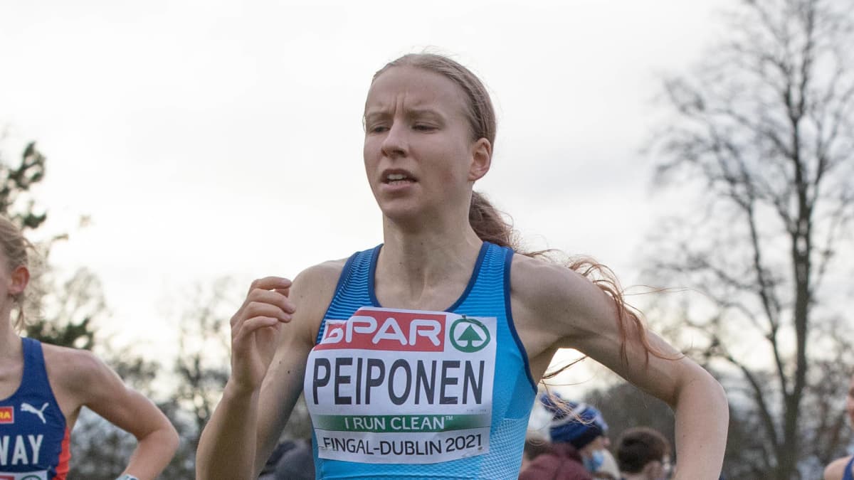 Kolmiloikkaaja Aaro Davidila ja maastojuoksija Johanna Peiponen ...