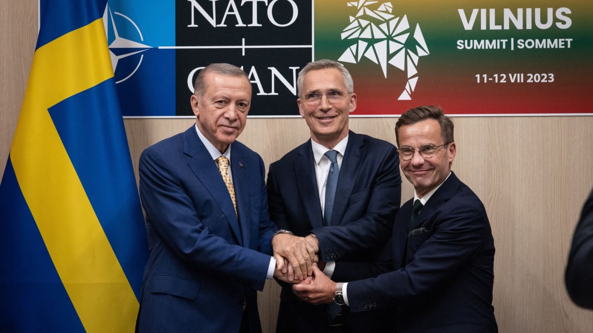 Ruotsin Nato-jäsenyys Turkin parlamenttiin vasta syksyllä, Turkki aikoo tarkkailla Ruotsia | Yle ...